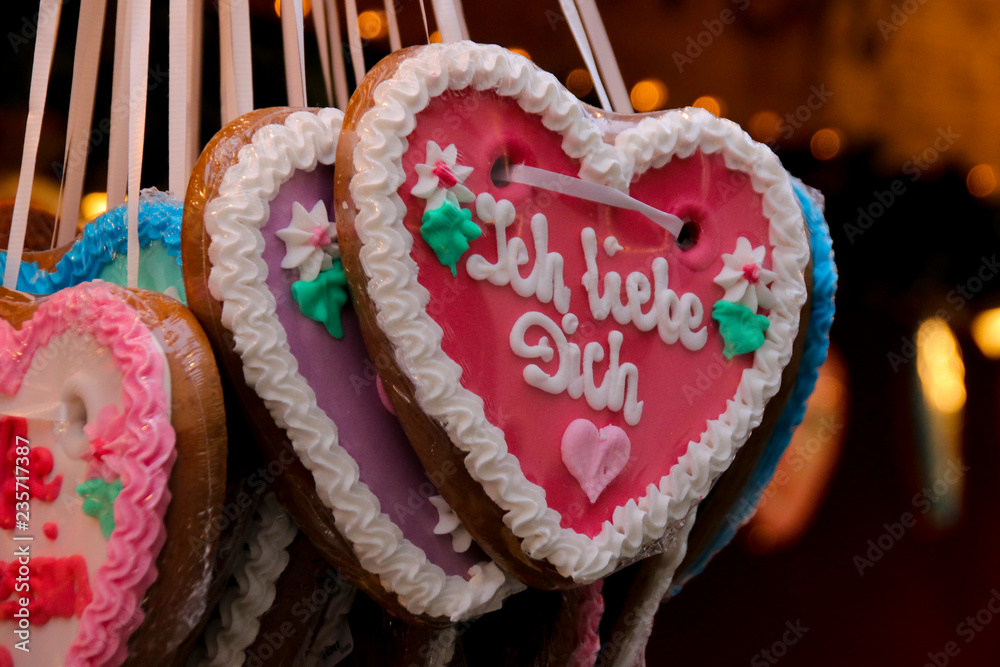 Lebkuchenherzen "Ich liebe Dich" auf dem Weihnachtsmarkt, Berlin Stock ...