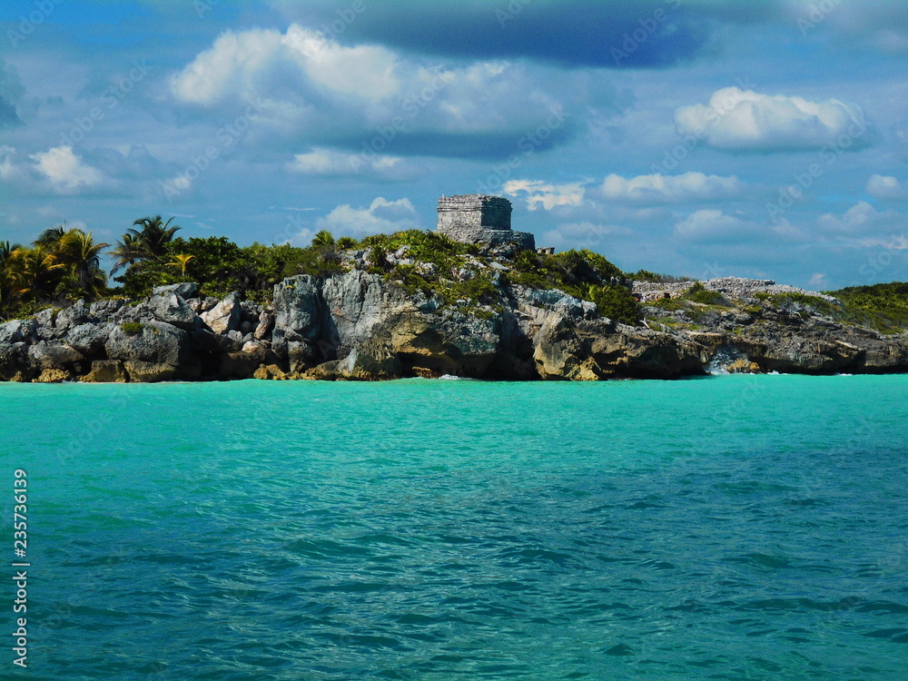 Foto de Ruinas mayas de Tulum, vistas desde el Mar Caribe. Mexico do ...
