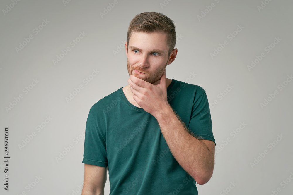 Foto De Thoughtful Man Scratching His Chin Trying To Figure Out What