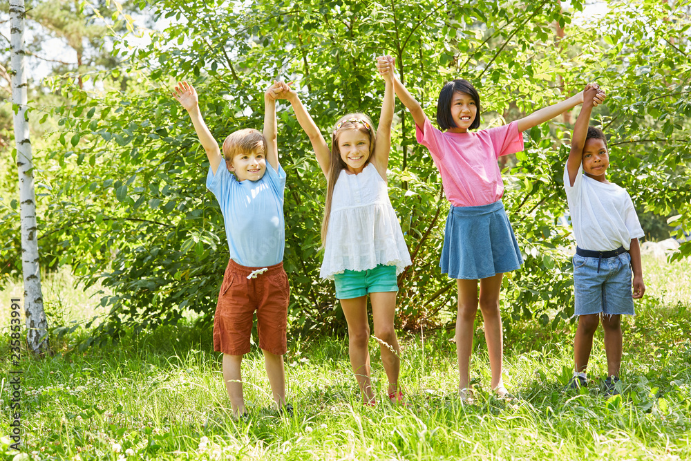 Gruppe Kinder in einer Reihe im Sommer Stock Photo | Adobe Stock