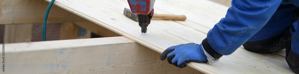 Foto de Dachdecker und Zimmermann Banner Holzhaus mit Holzkonstruktion ...