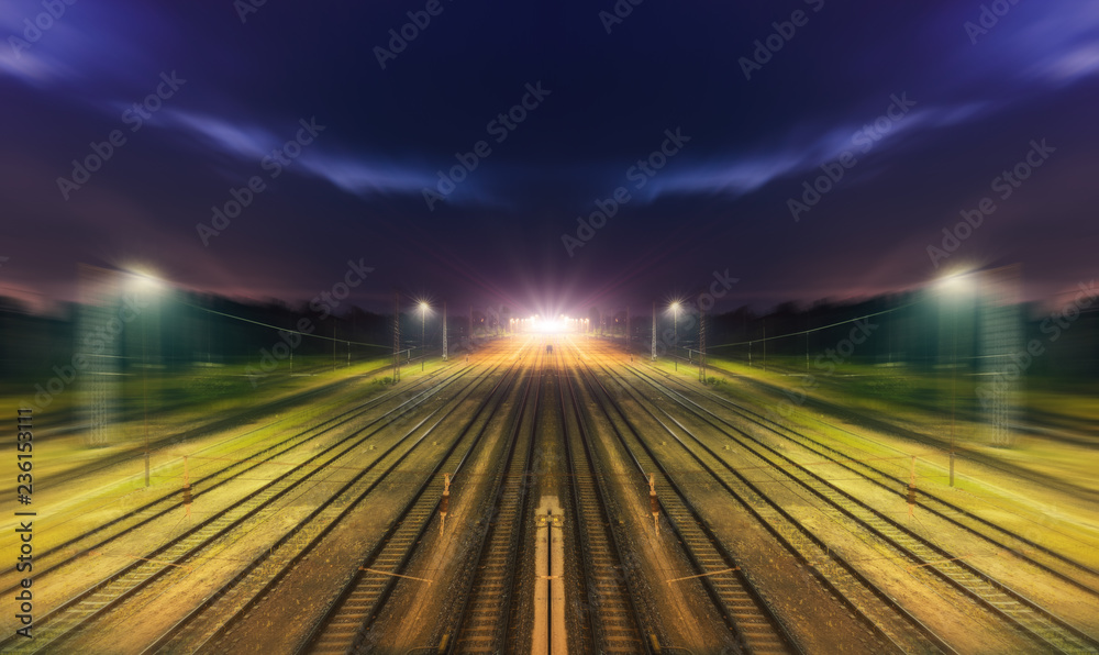 Bahnschienen mit symetrischen Linien - Bahnhof mit Lichter und Zug in ...