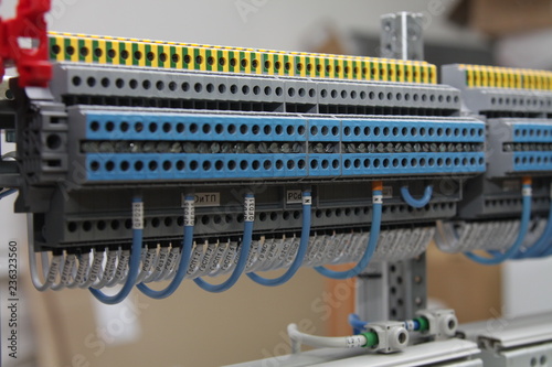 3-level electrical terminals for connecting loads in the electrical ...