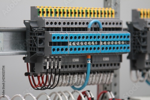3-level electrical terminals for connecting loads in the electrical ...