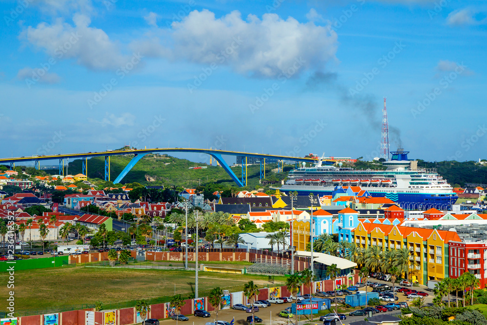 Foto de Curacao, Caribbean, Port. Curacao island attracts hundreds of ...