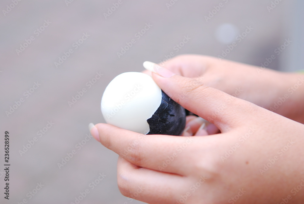 Foto de The boiled black eggs is a local specialty food in Hakone ...