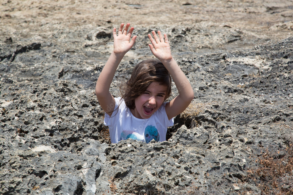 Kleines Mädchen wird vom Felsboden "verschluckt" Stock Photo | Adobe Stock