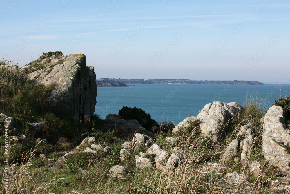 Bretagne sauvage avec ses rochers et ses paysages majestueux Stock ...