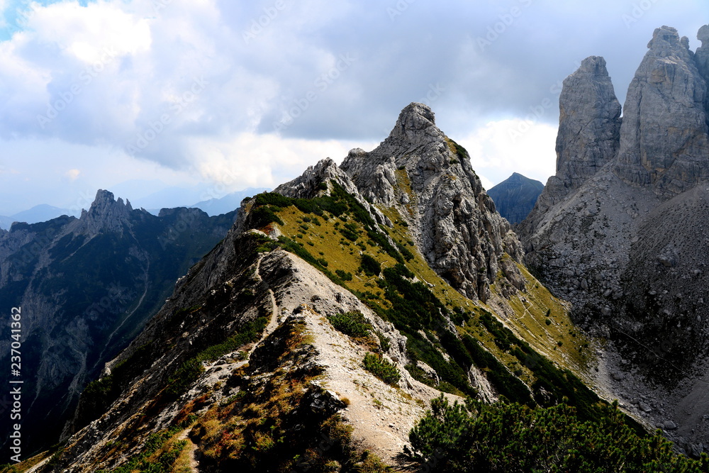 Paesaggio alpino con cime montuose erose in forme pittoresche - Passo ...