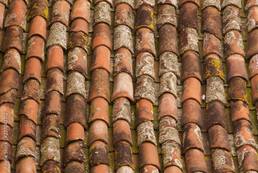 techo de teja de barro Stock Photo | Adobe Stock