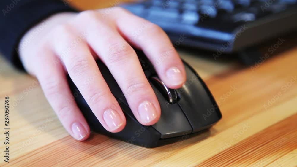 Vidéo Stock Close up young hand woman uses the mouse to the computer in ...