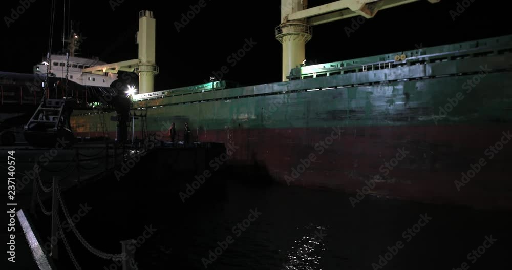 Vídeo do Stock: Night mooring of the cargo ship to the quay of the coal ...