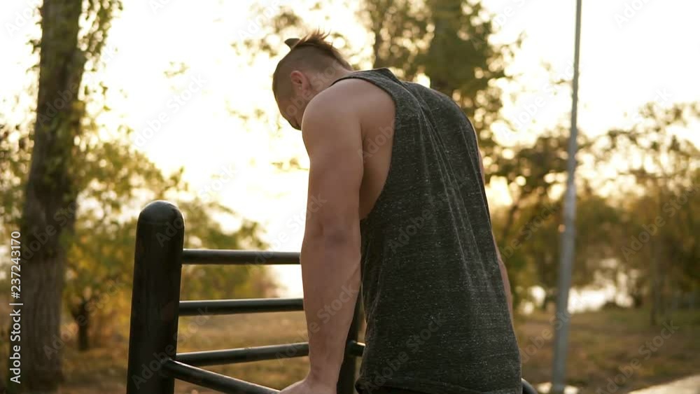 Vidéo Stock Motivated athletic in black shirt does bodyweight push ups ...