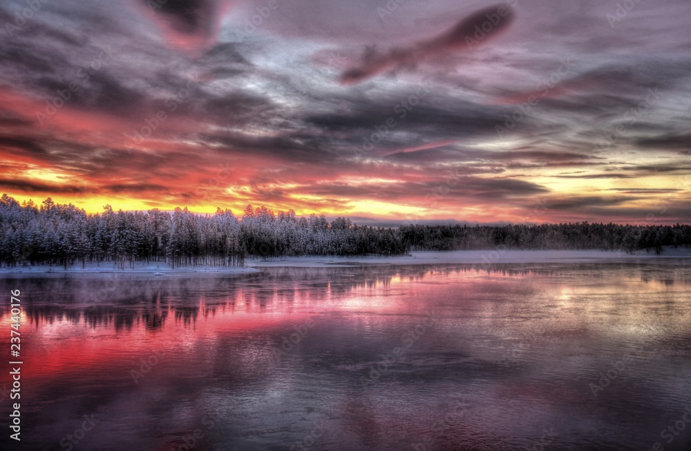 Splendides paysages colorés au nord de la Laponie finlandaise dans les ...