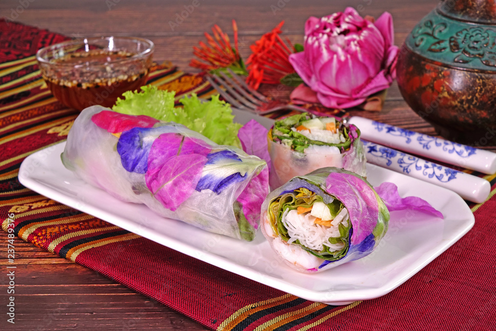 Spring rolls : Edible flowers spring rolls. Beautiful and delicious ...