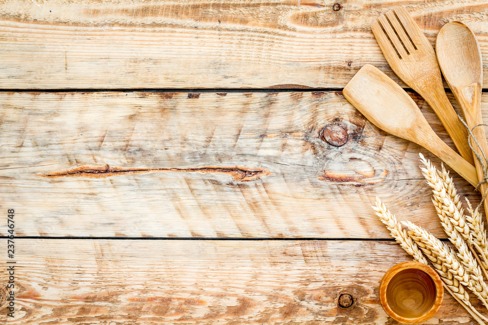Village tabel with wooden cutlery set on rustic background top view ...
