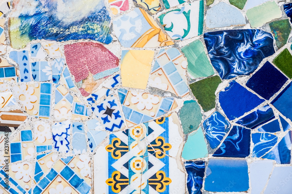 Carrelage mosaïque au parc Güell Barcelone, arrière plan coloré Stock Photo | Adobe Stock