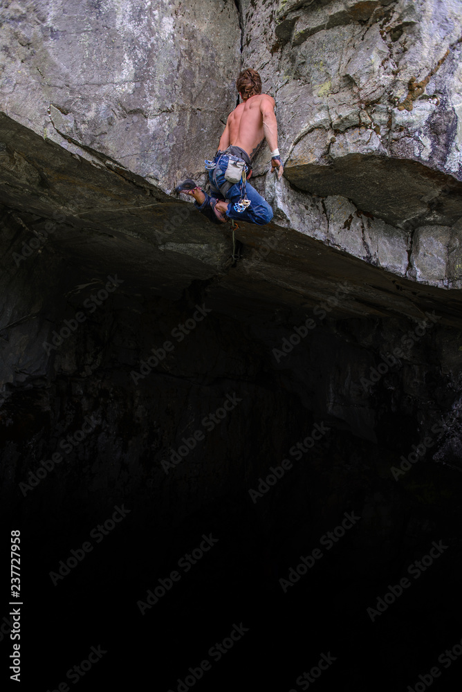 Trad climbing roof of My Little Pony route in Squamish, Canada foto de ...