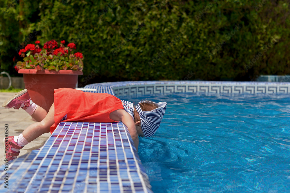 Little girl splashing water from the pool on a hot summer day Stock ...
