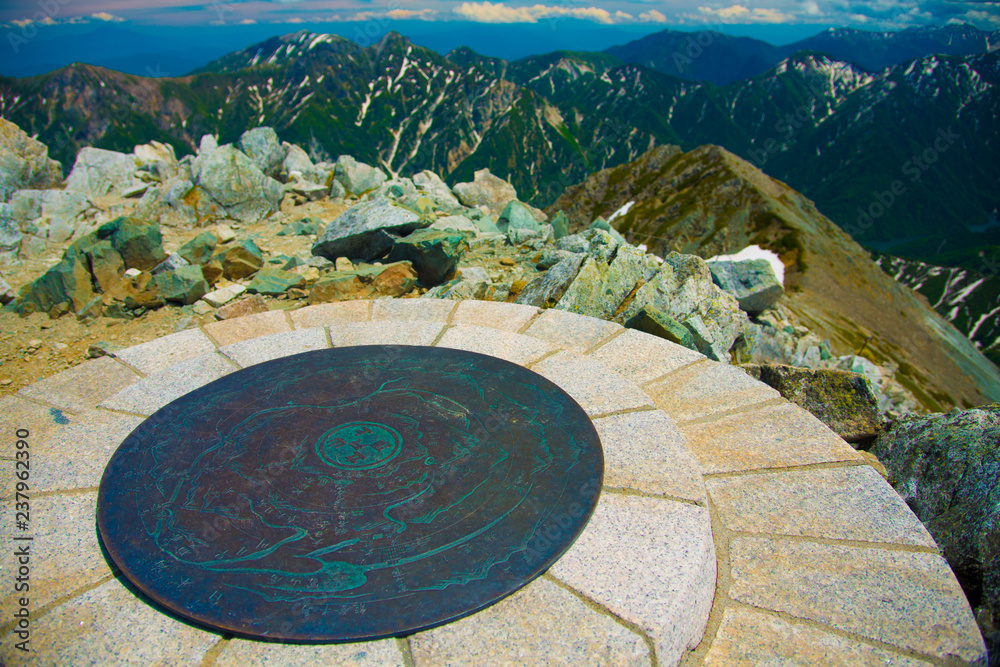Foto de Sign marked as the Top of the Tateyama mountains in Toyama ...
