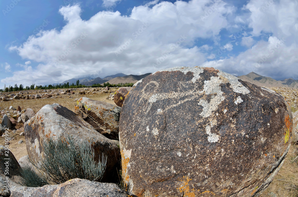 Foto de 3000 years old ancient petroglyphs,rock paintings depicting ...