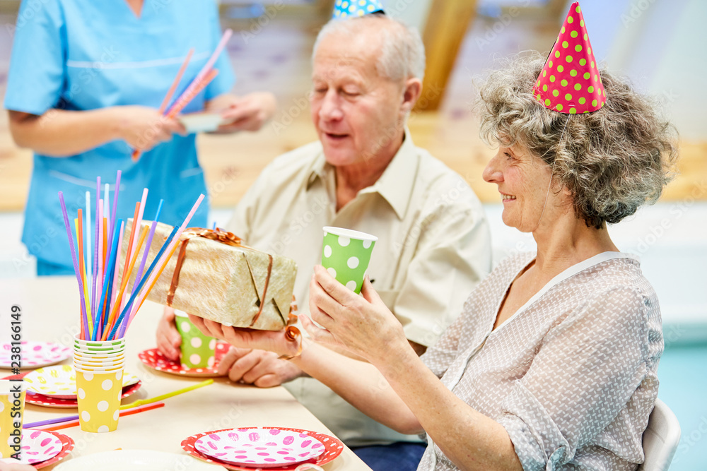 Senioren feiern eine Party im Altenheim Stock Photo | Adobe Stock