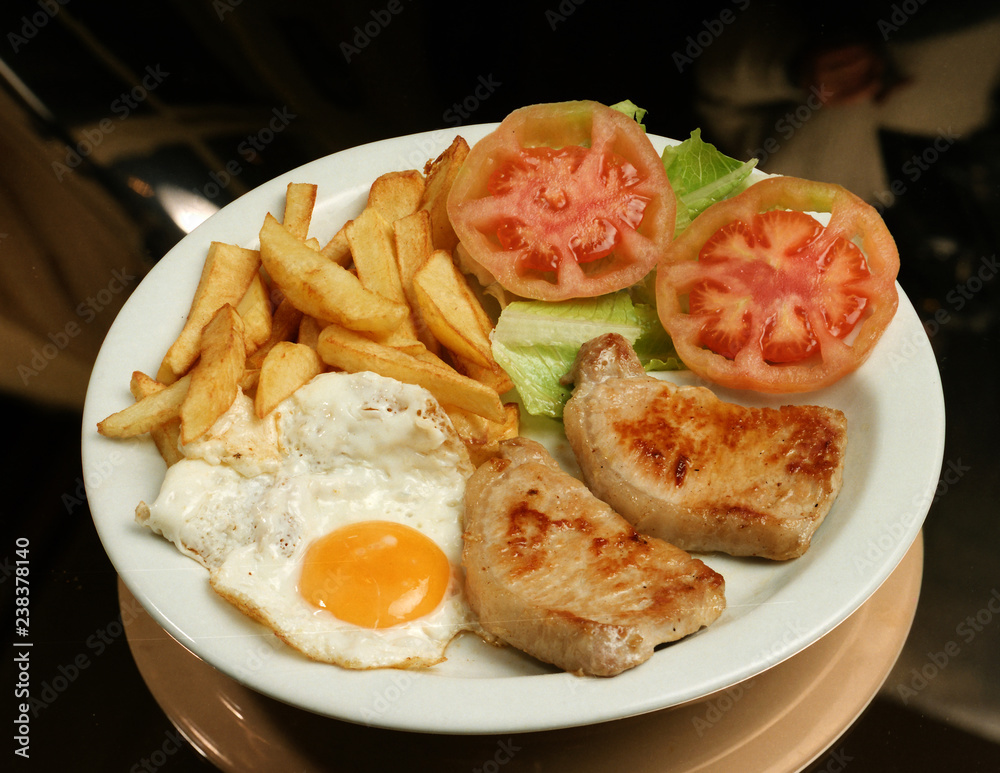 Plato combinado con dos cortes de lomo a la plancha, un huevo frito ...