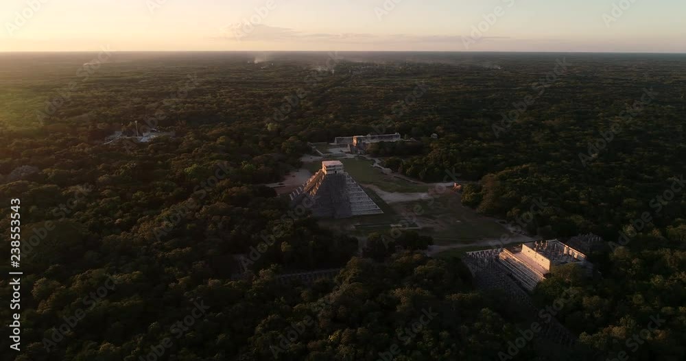 Sunset at Chichén Itzá, Mexican mayan ruins, aerial view vídeo de Stock ...