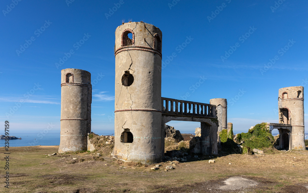 Ruines du Manoir de Saint-Pol Roux à Camaret-sur-Mer sur la Presqu'île ...
