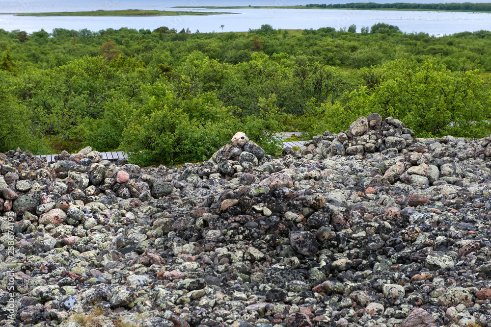 Foto de Stone mounds - artificial stone mounds of small boulders on the ...