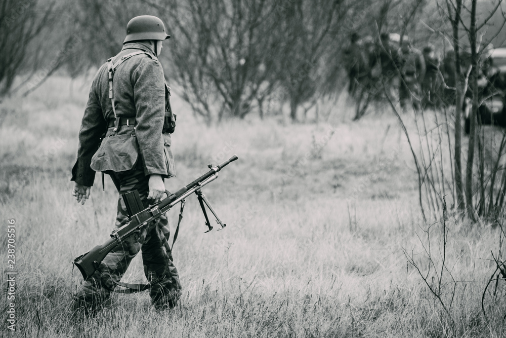 Poster Wehrmacht soldier of the Second World War with a machine gun ...