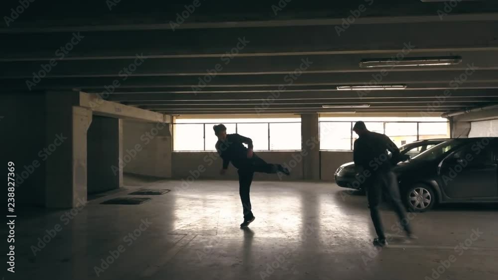 Stockvideo Stunt men practice their moves for a fight scene. Actors in ...