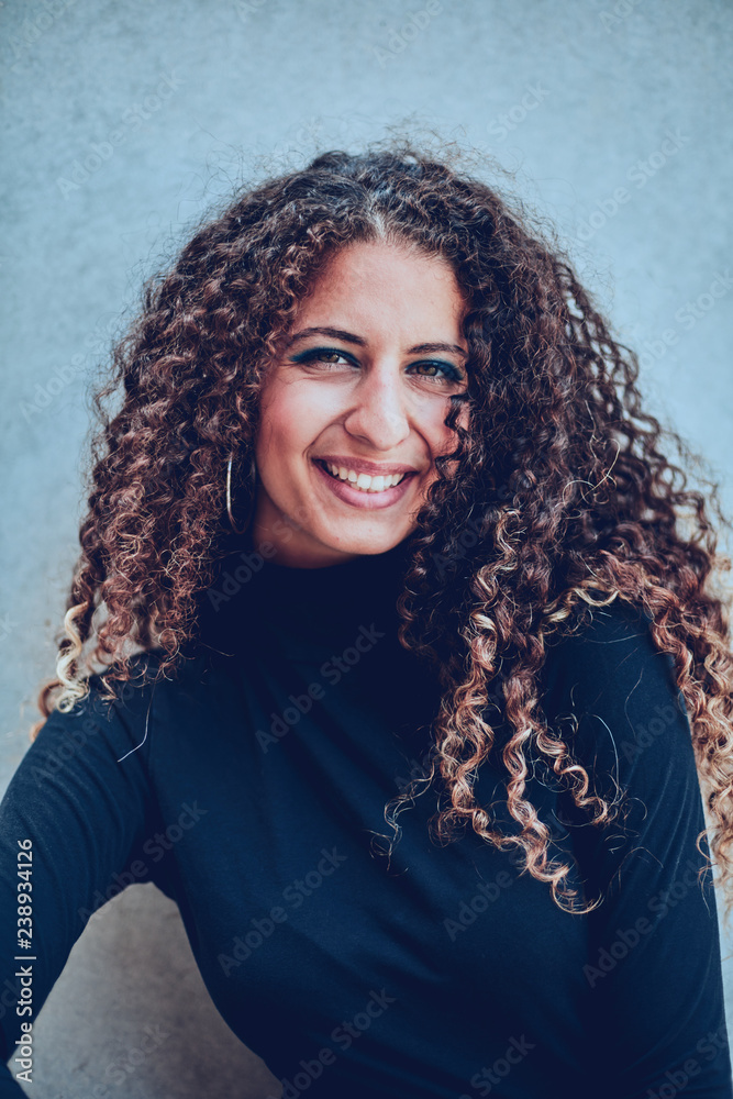 Emotionen Model Mit Locken Lächelt Trauer Und Freude Girl In Jeans Lächeln Blick Sommerfreude