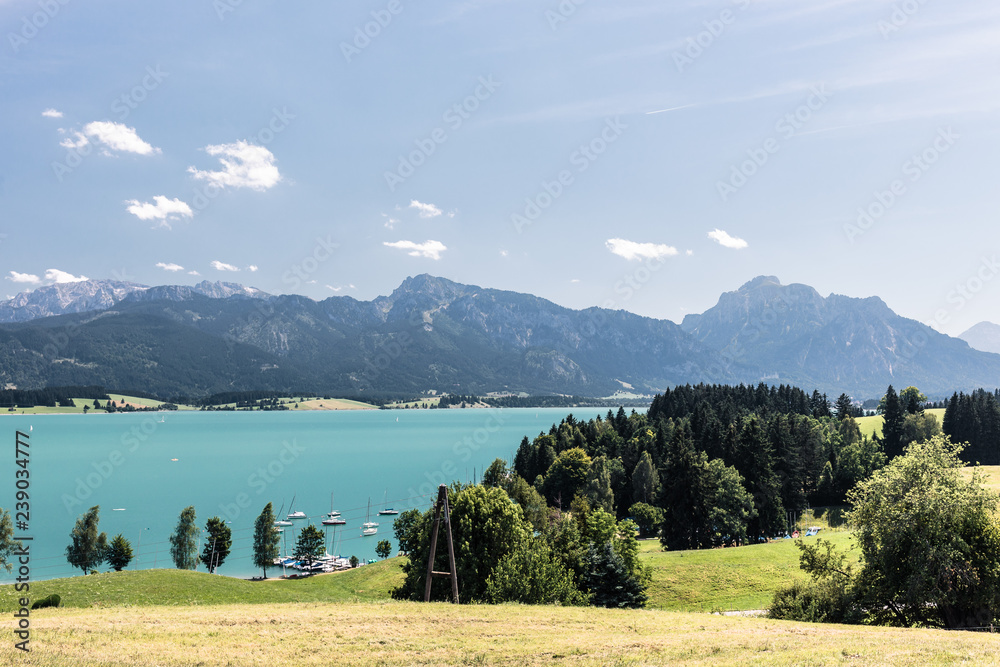 Forggensee im Allgäu, im Hintergrund das Ammergebirge und die Allgäuer ...