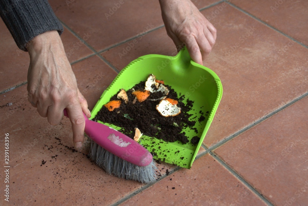 ramasser des détritus sur le sol, hygiène de la maison Stock Photo ...