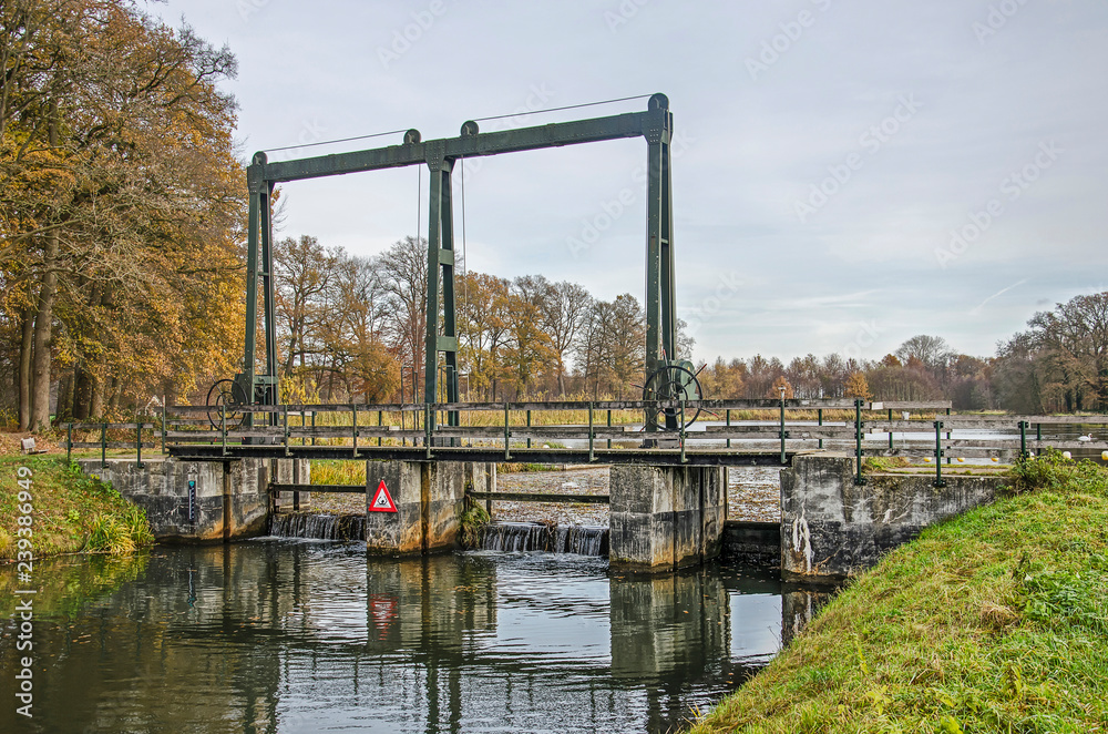 Foto de Small concrete barrage with a pedestrian bridge across the ...