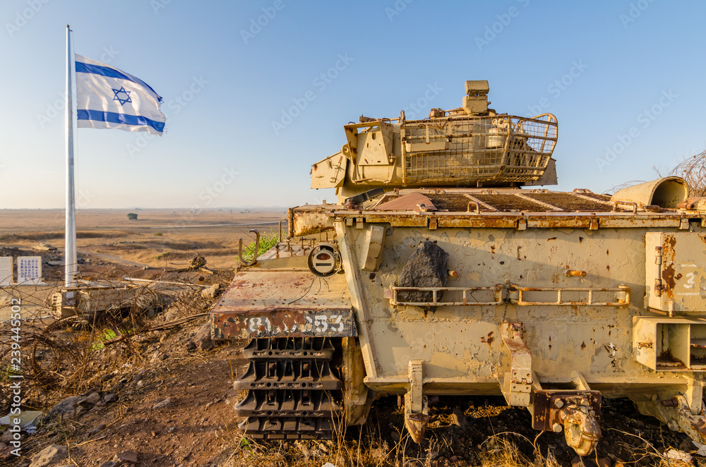 Foto de Israeli flag flying beside a decommissioned Israeli Centurion ...