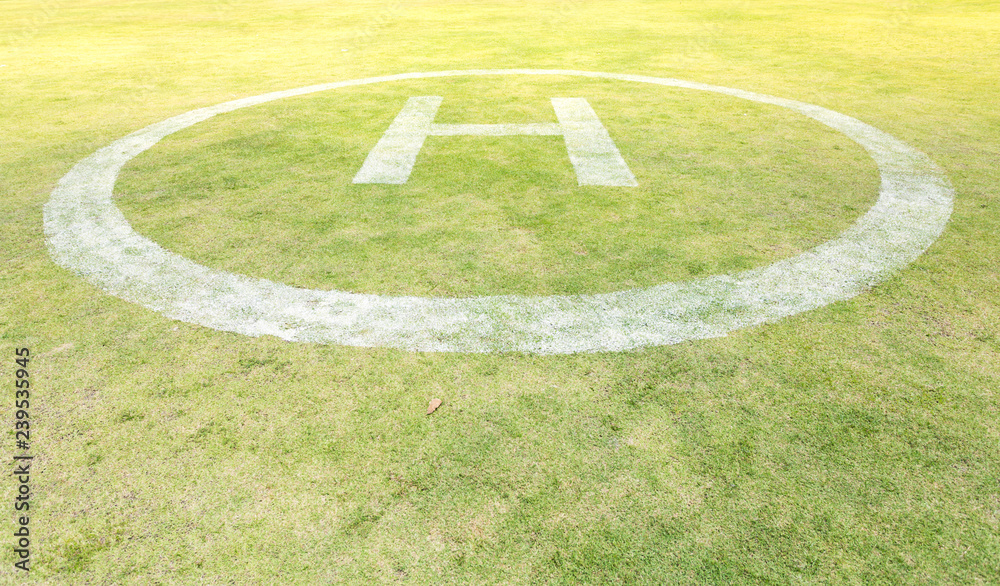 Foto de Helipad for helicopter landing on the lawn. The white sign ...