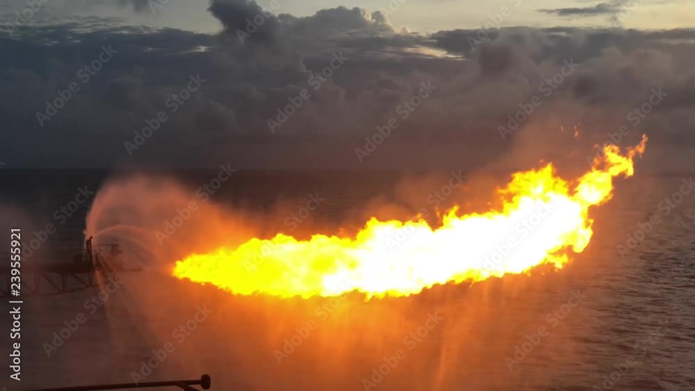 Vidéo Stock Well testing operation (flaring) of an oil and gas drilling ...