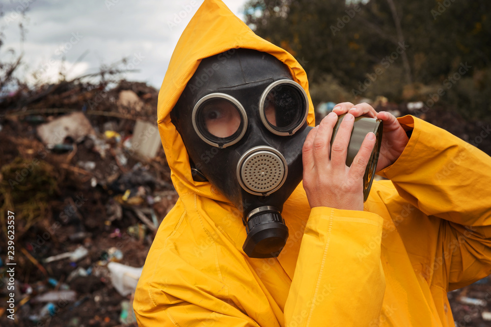 Man in gas mask is choking, breathing hard. Concept of air pollution ...