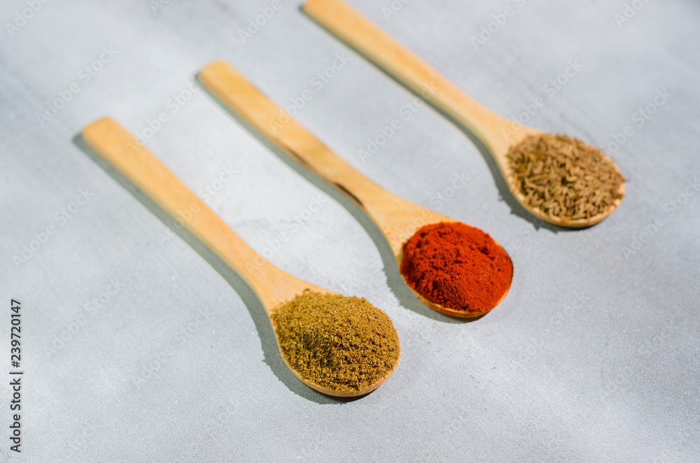especias gourmet típicas en cucharas de maderas Stock Photo | Adobe Stock