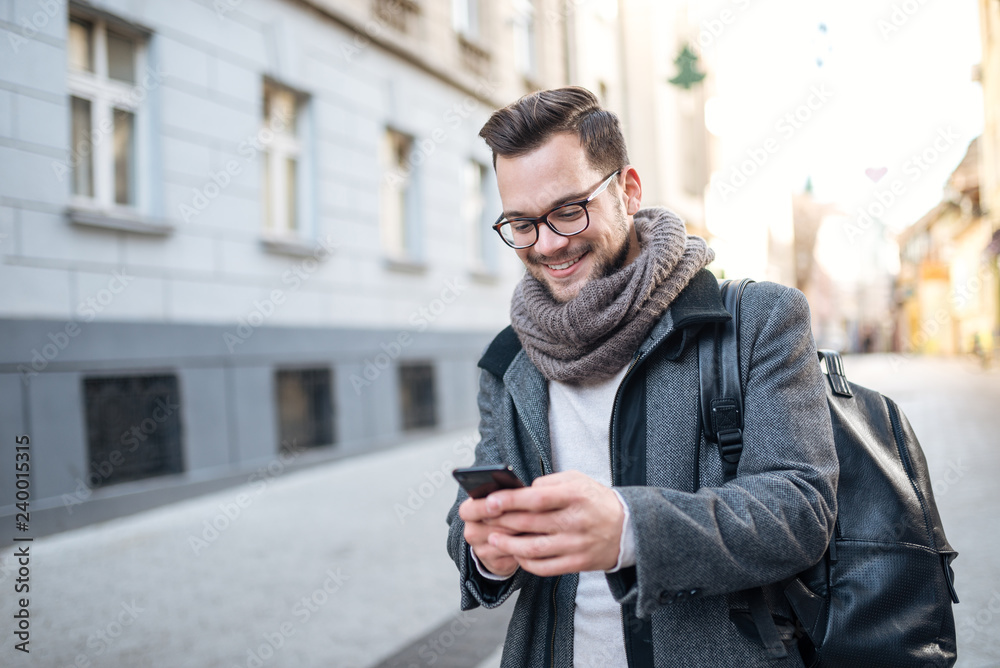 Texting in the city street. foto de Stock | Adobe Stock