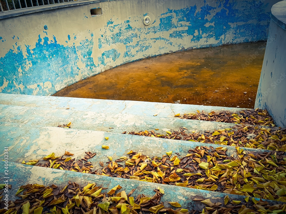 Foto de Swimming pool damage, swimming pool renovation, ugly pool ...