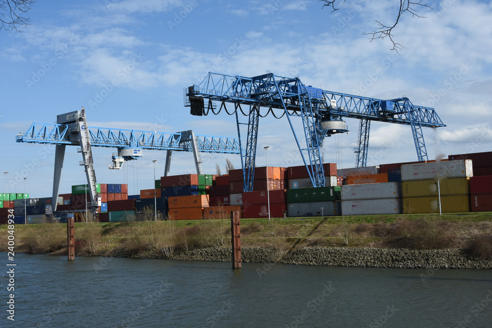 hijskranen voor containers in de binnenhaven van Emmerich aan de rivier ...