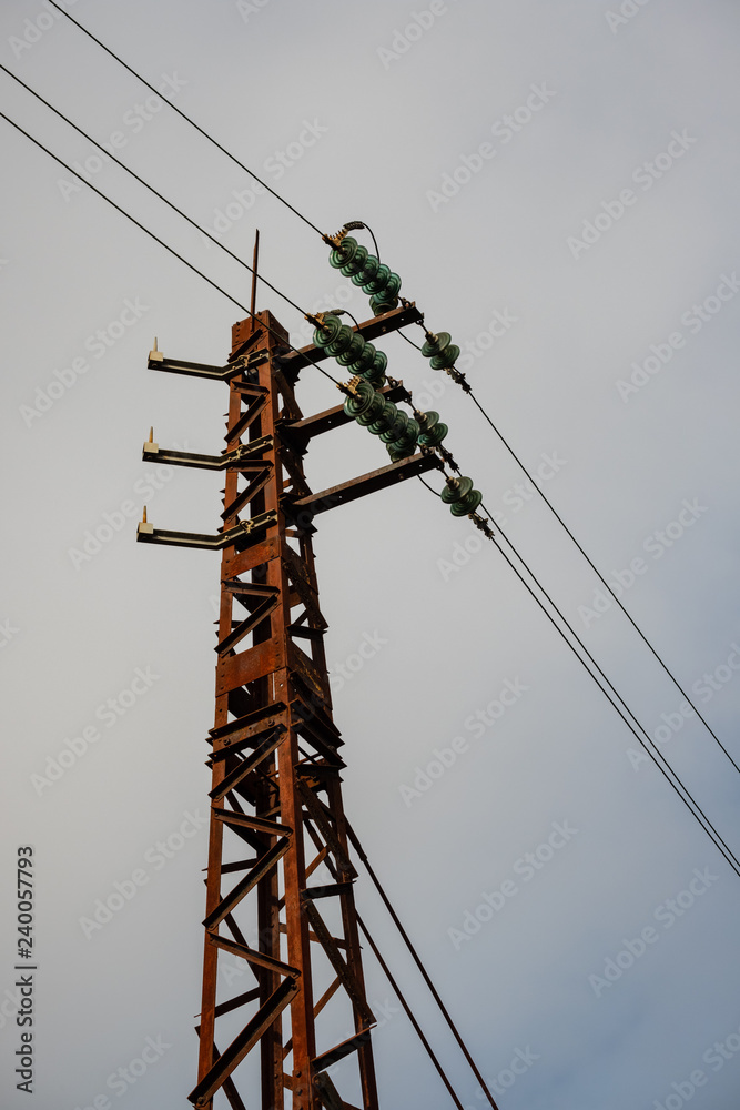 Pylone électrique avec 3 lignes haute tension et isolateurs, ciel ...