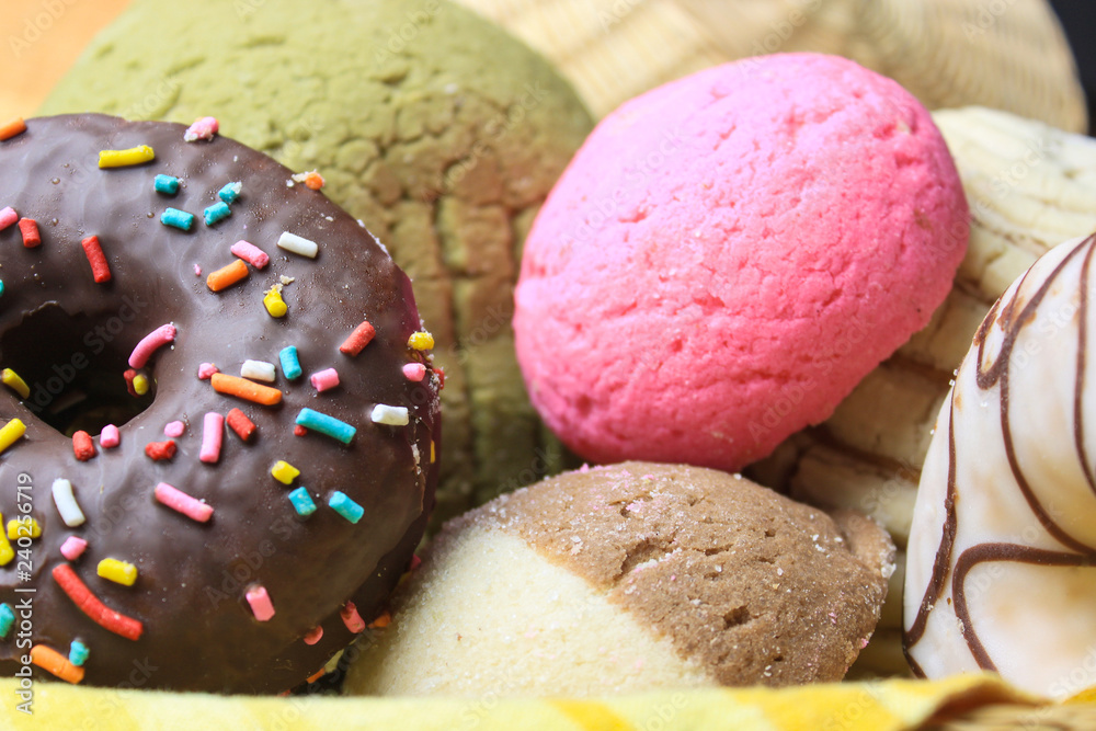Pan dulce mexicano. Concha de azúcar y dona de chocolate Stock Photo ...