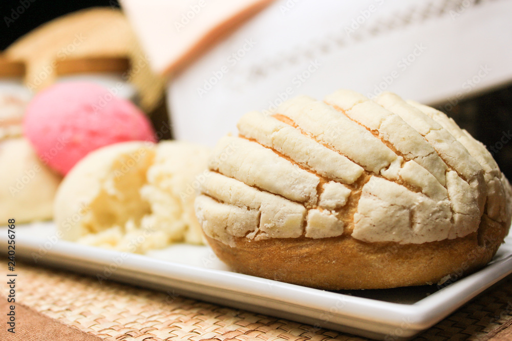 Pan dulce mexicano. Concha de azúcar Stock Photo | Adobe Stock