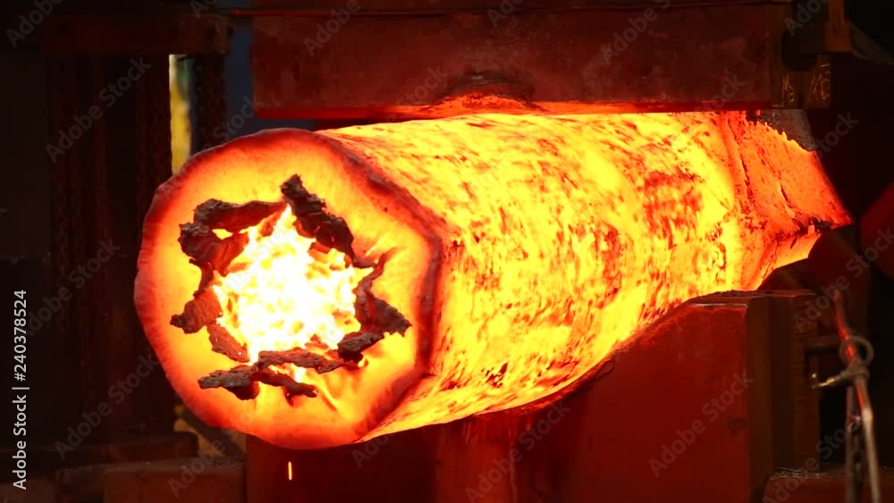 Forming a part from hot metal on the anvil using a hydraulic hammer in ...