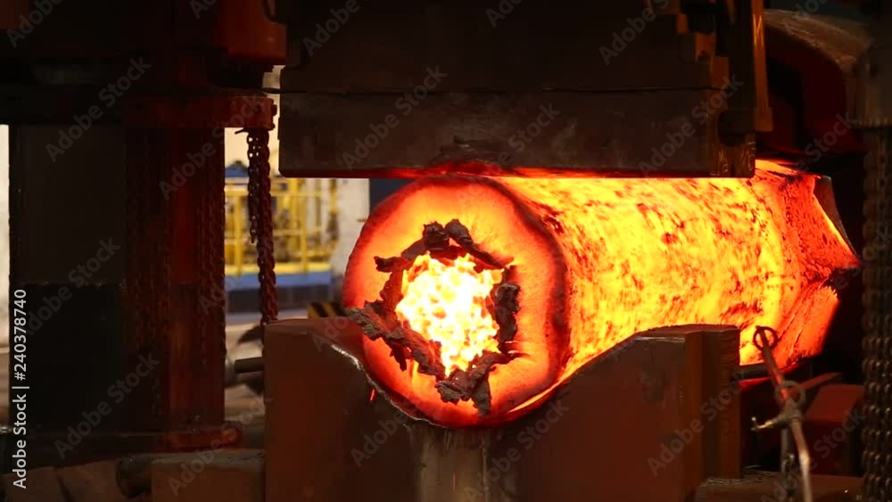 Forming a part from hot metal on the anvil using a hydraulic hammer in ...