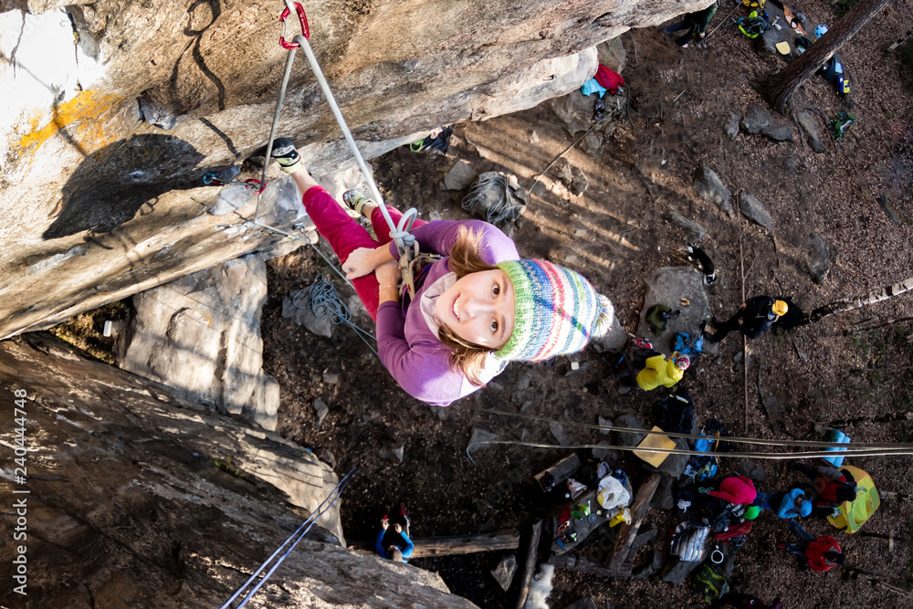 Foto de rock-climber girl crying in pain hanging on a rope with a sad ...